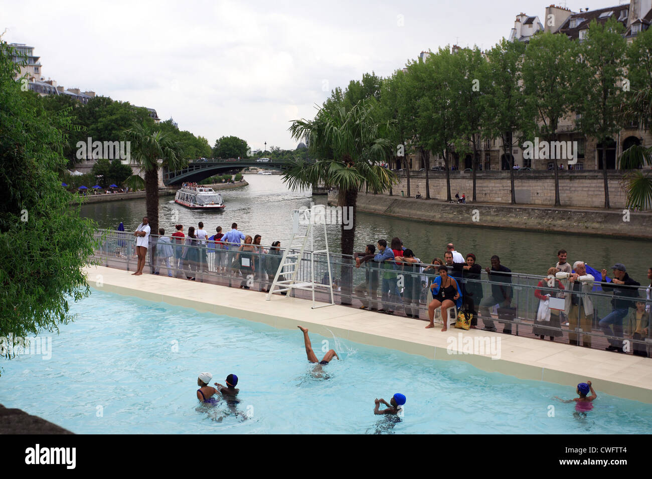 Swimming pool on the banks of the Seine in Paris Stock Photo - Alamy