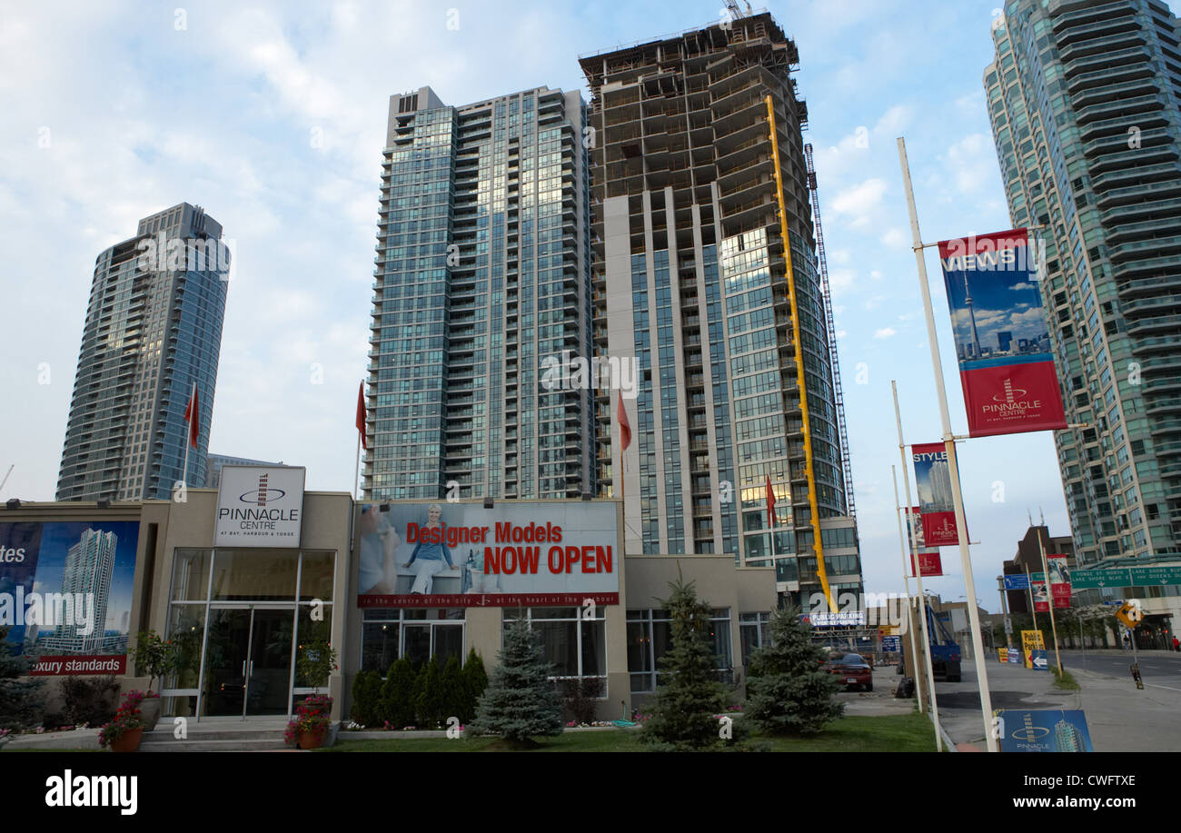 Toronto housing projects hi-res stock photography and images - Alamy