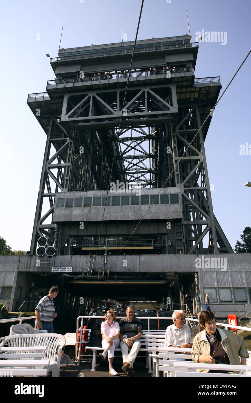 Excursion steamer before the ship Niederfinow in Brandenburg Stock ...