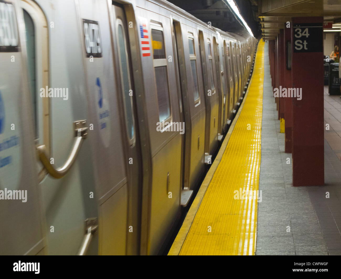 subway train platform Stock Photo - Alamy