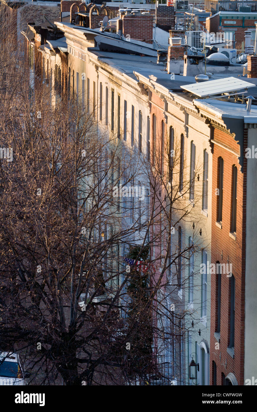 Brick row houses hi-res stock photography and images - Alamy