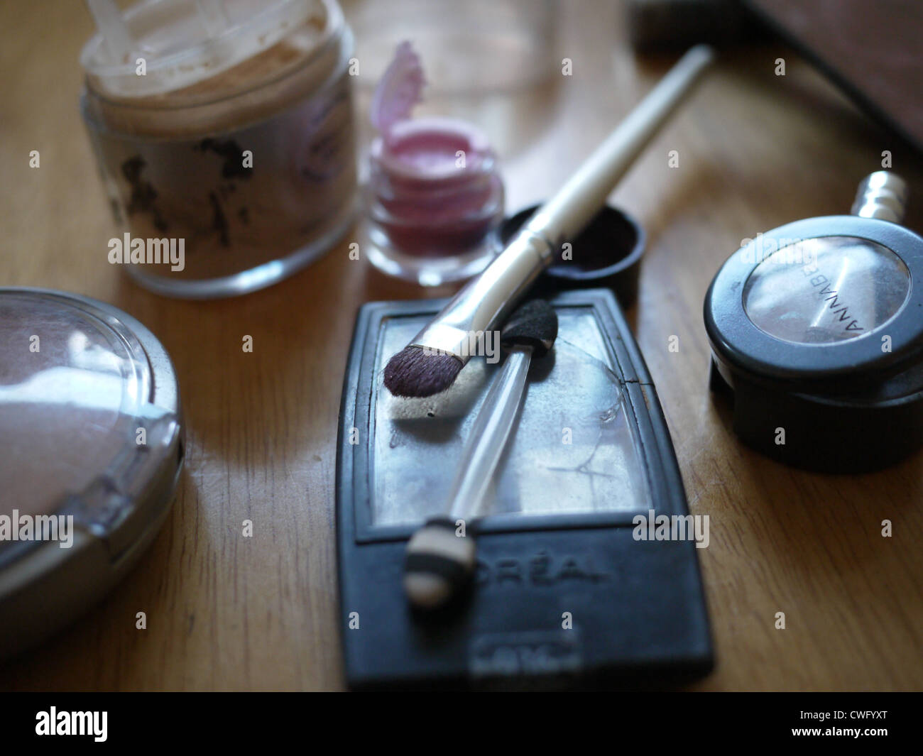 makeup brush kit table Stock Photo - Alamy