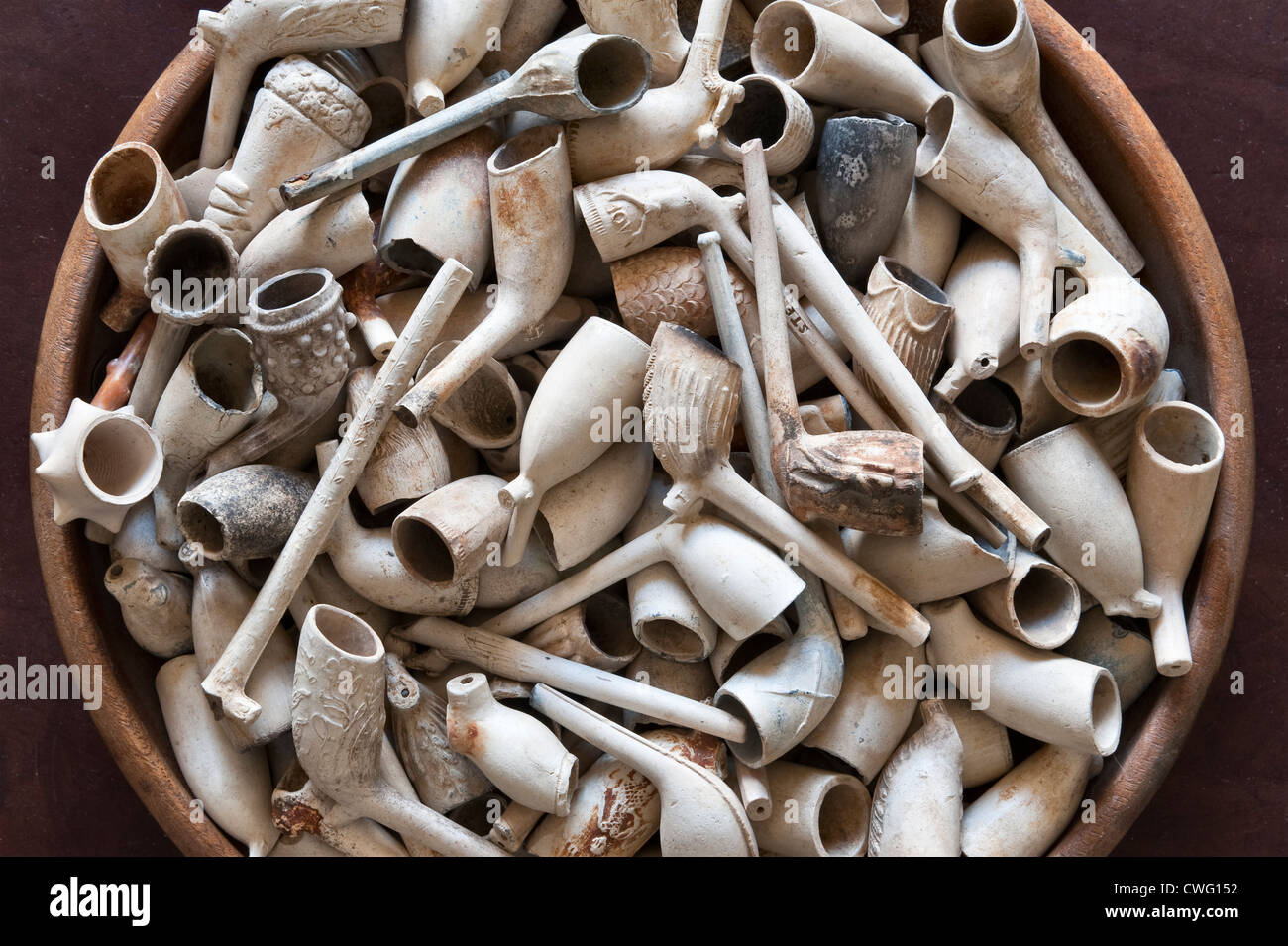 Clay pipe thames hi-res stock photography and images - Alamy