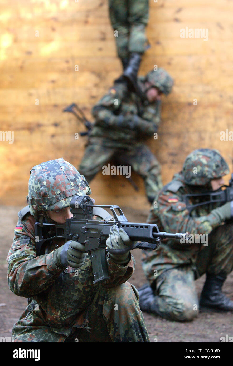Basic training in the army Stock Photo - Alamy