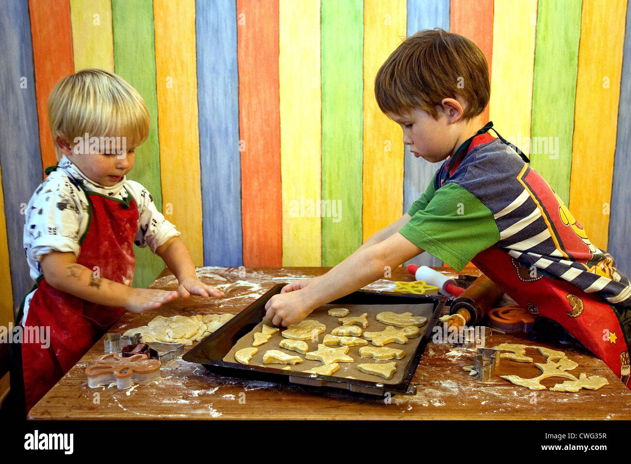 Children baking christmas cakes hi-res stock photography and images - Alamy
