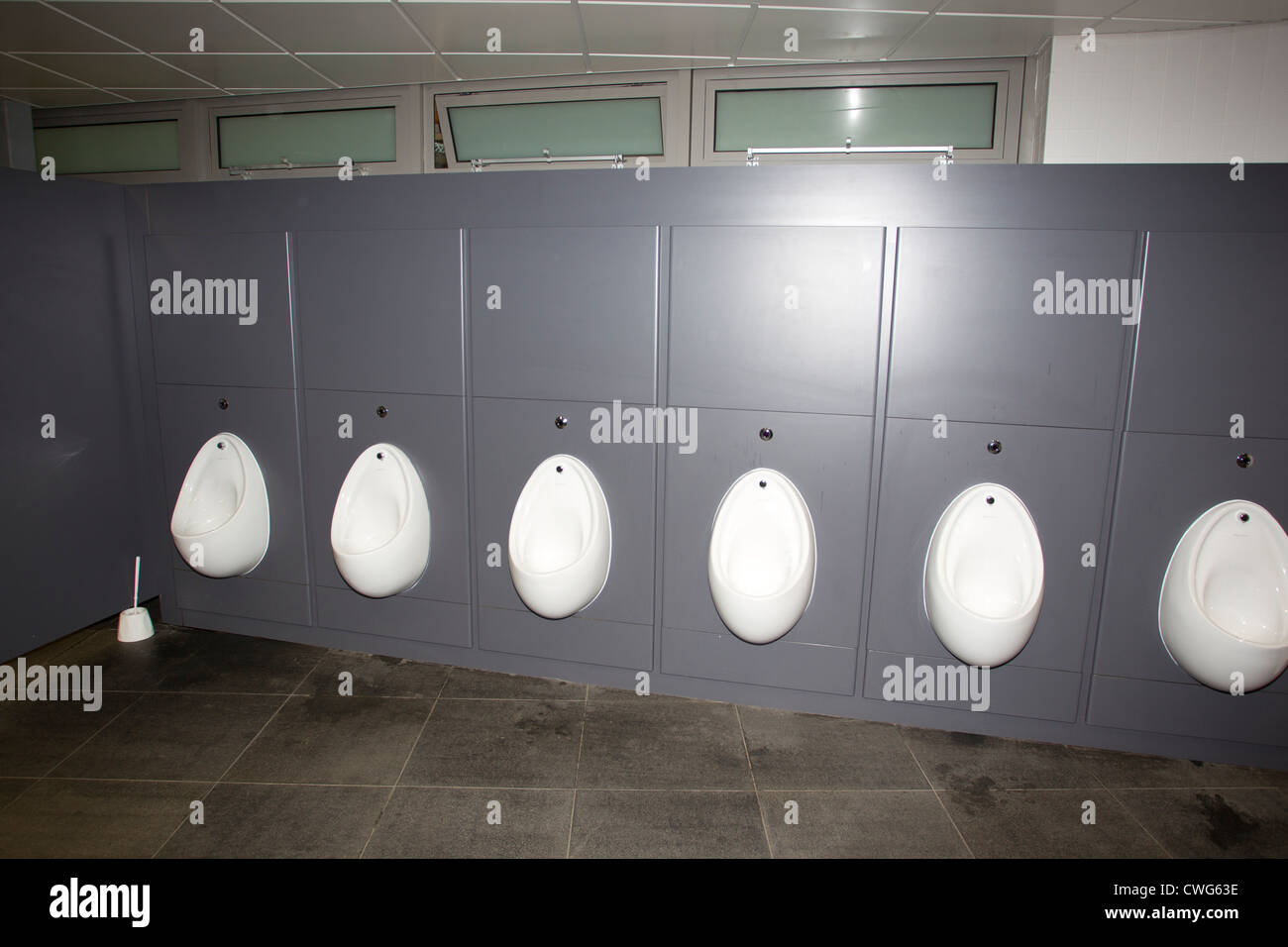 Row of urinals hi-res stock photography and images - Alamy