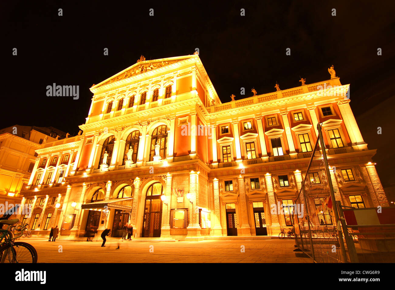 Exterior vienna state opera illuminated night hi-res stock photography ...