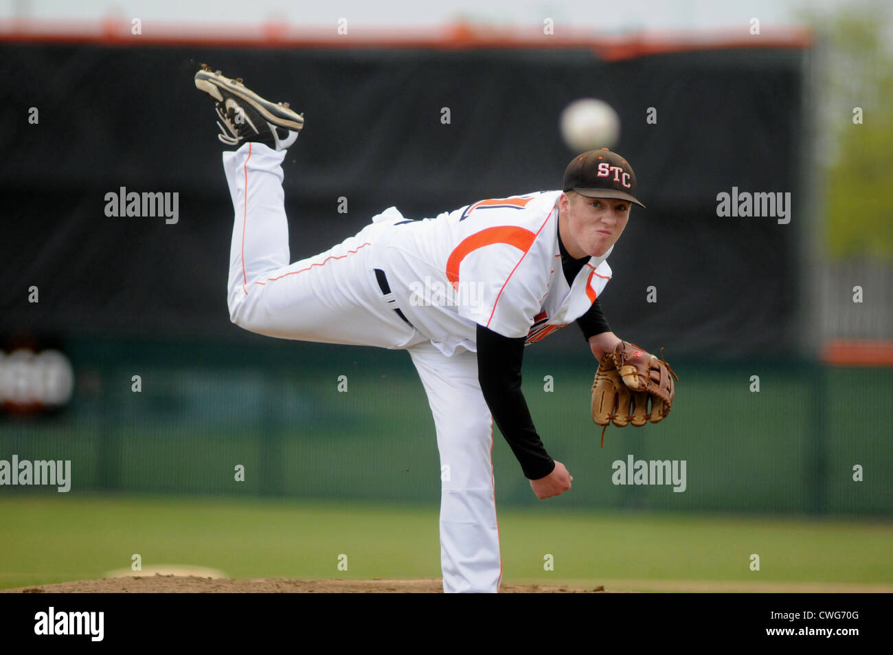Baseball Pitcher pitch high school game Stock Photo - Alamy