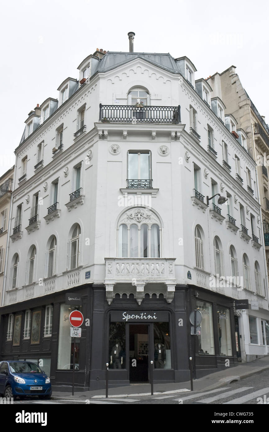 Corner house with Italian-style window and balcony in Paris Stock Photo ...