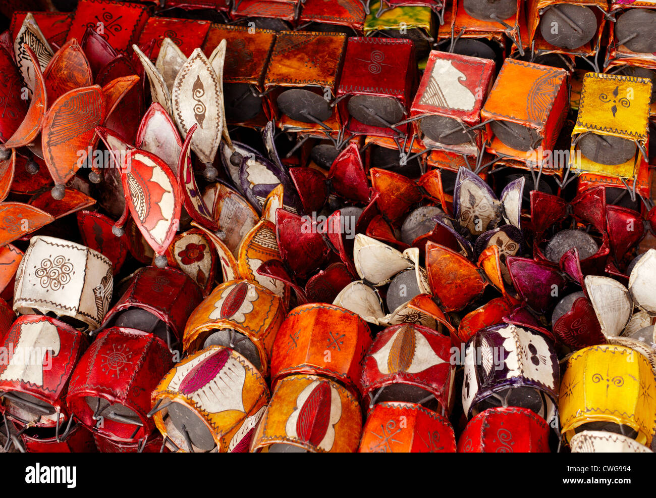 Moroccan leather lanterns lamps in Marrakesh souq Stock Photo - Alamy