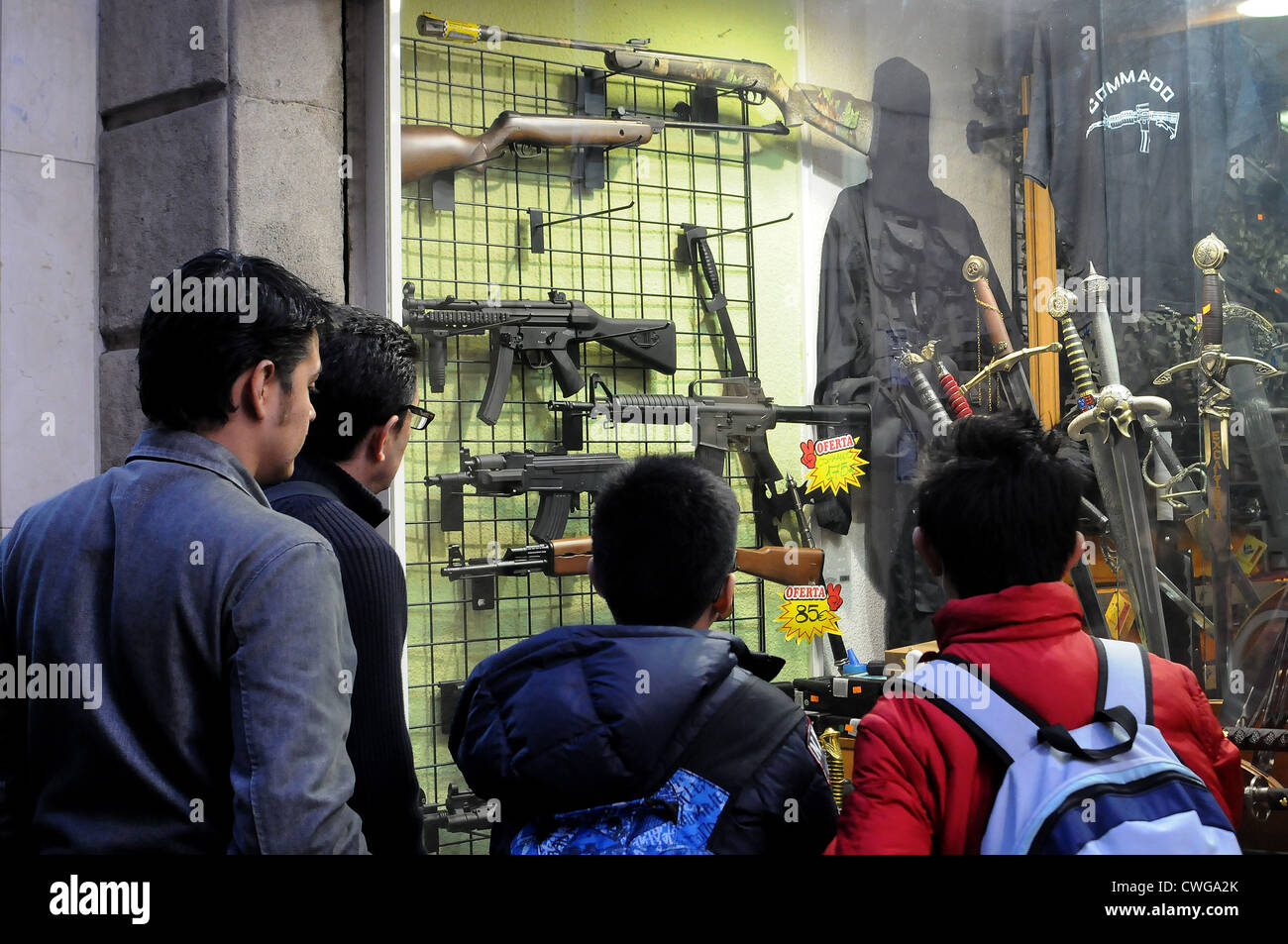 WEAPONS SHOP WITH BOYS LOOKING AT THE WINDOW FROM THE STREET Stock ...