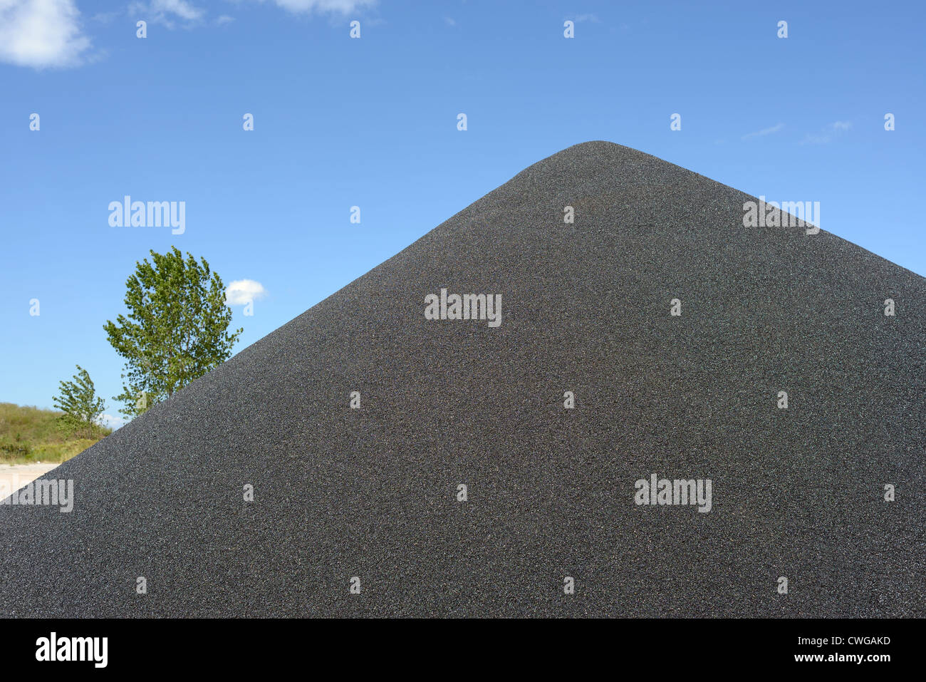 Black gravel mound mountain for concrete making Stock Photo - Alamy