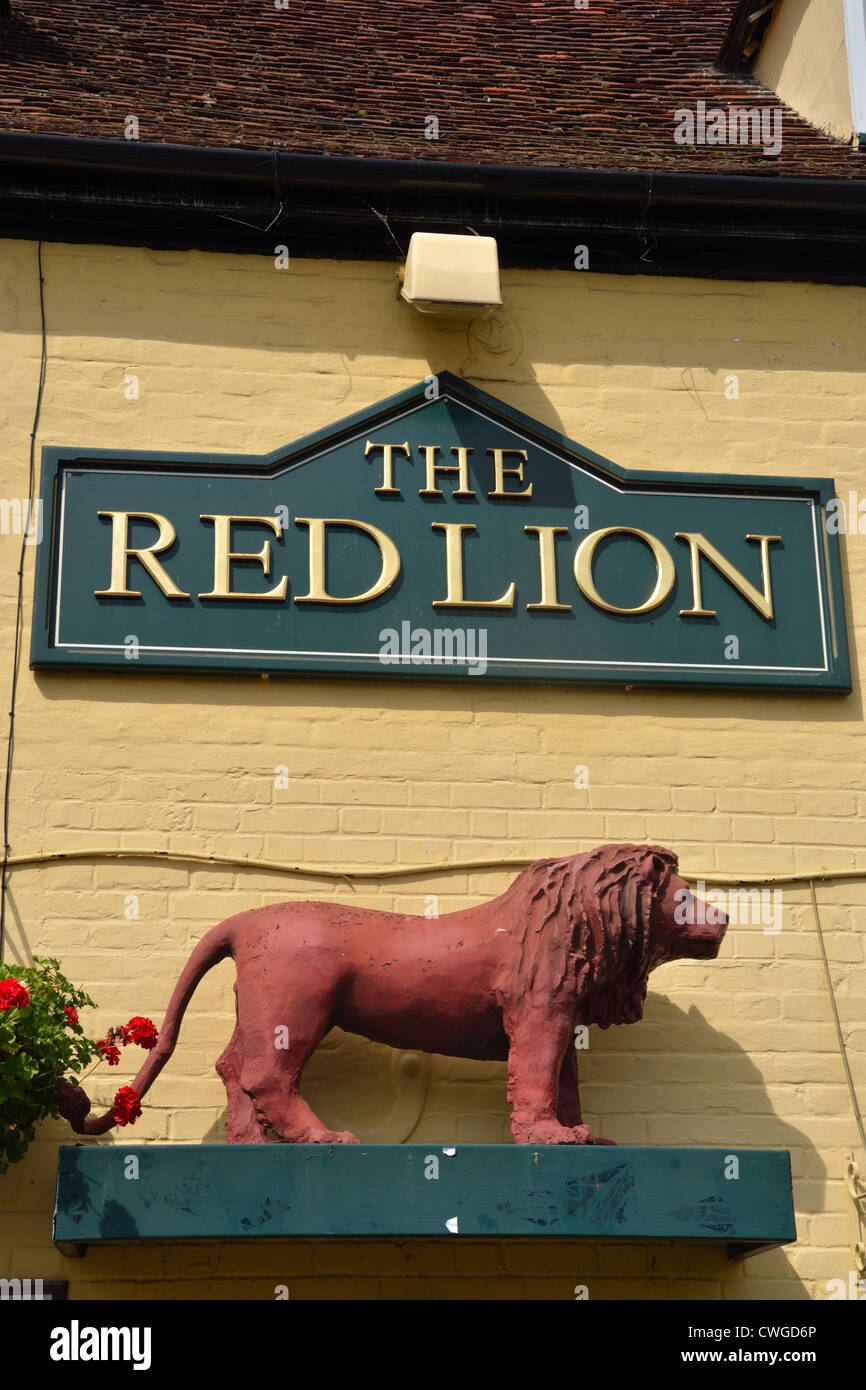 Red lion pub sign with statue Stock Photo - Alamy