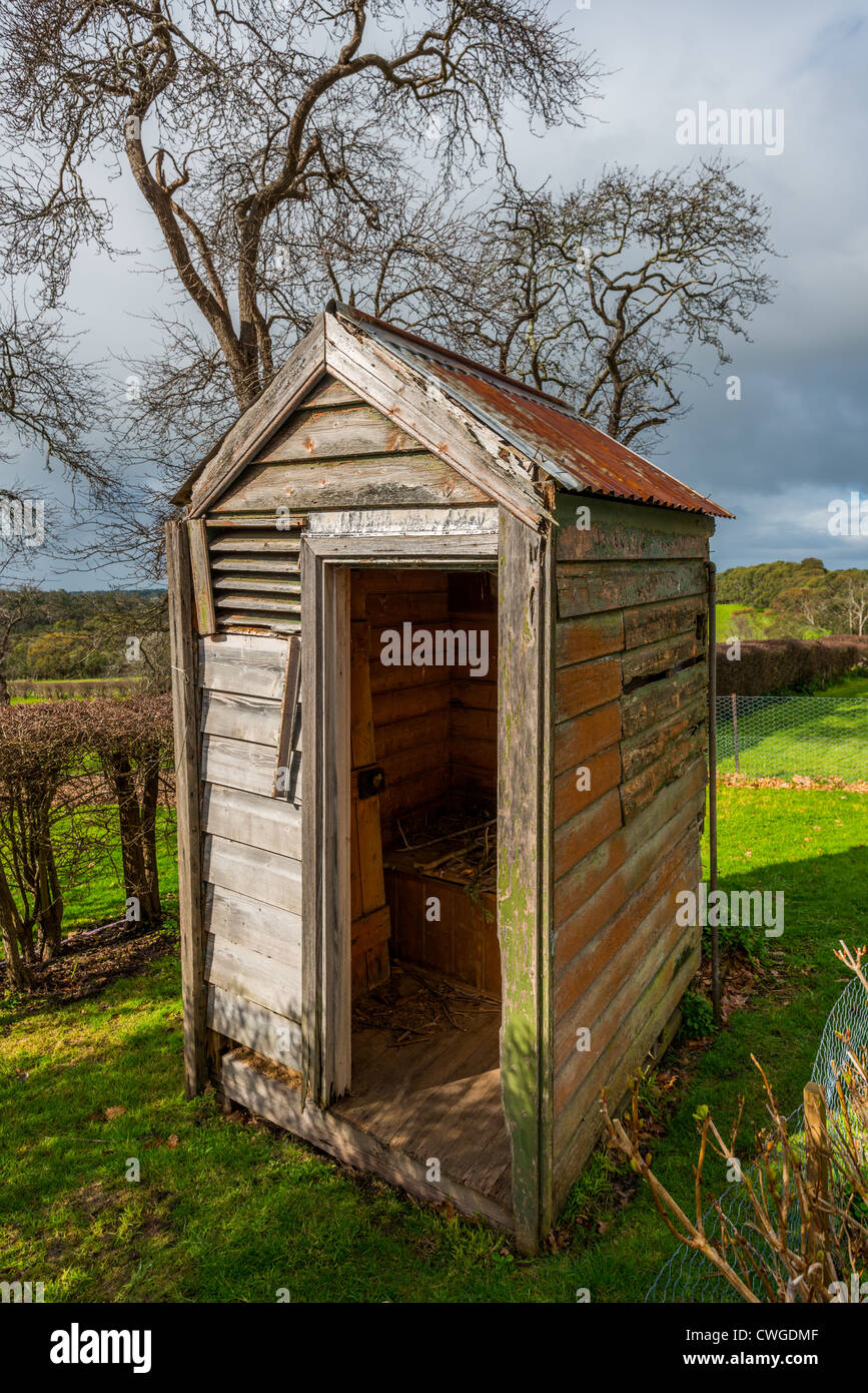 Run down Old typical Australian toilet/outhouse Stock Photo - Alamy
