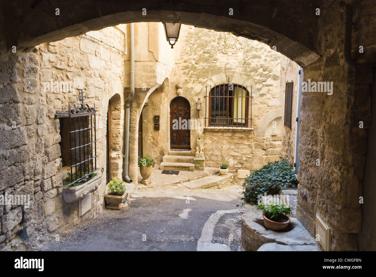 Little street in Lacoste (Provence - France Stock Photo - Alamy