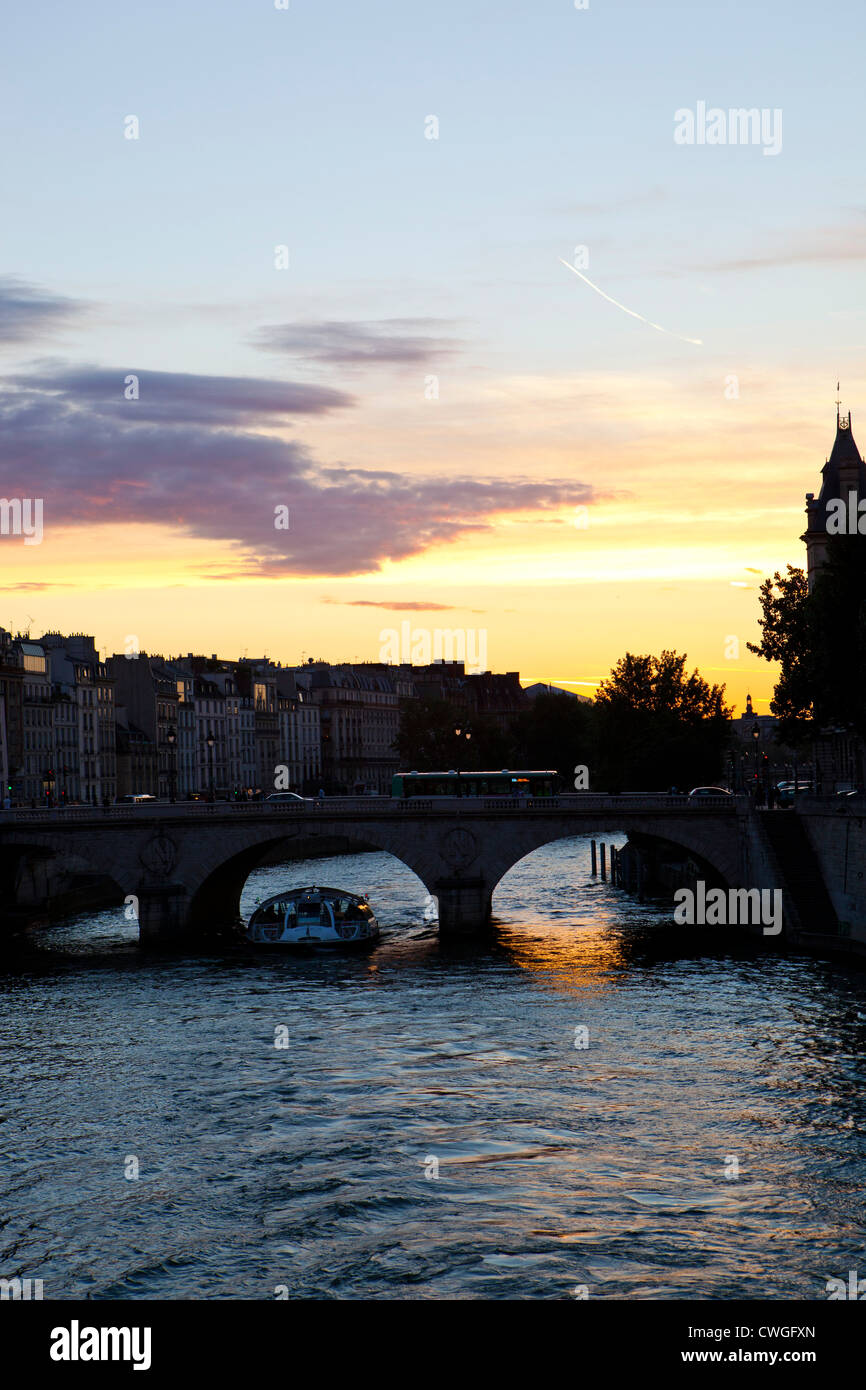 Dust settling hi-res stock photography and images - Alamy