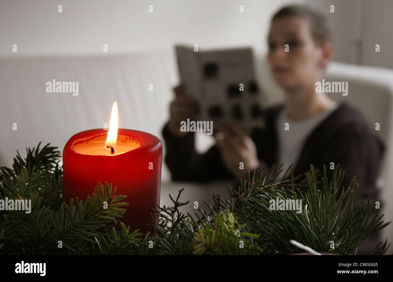 Reading by candlelight hi-res stock photography and images - Alamy