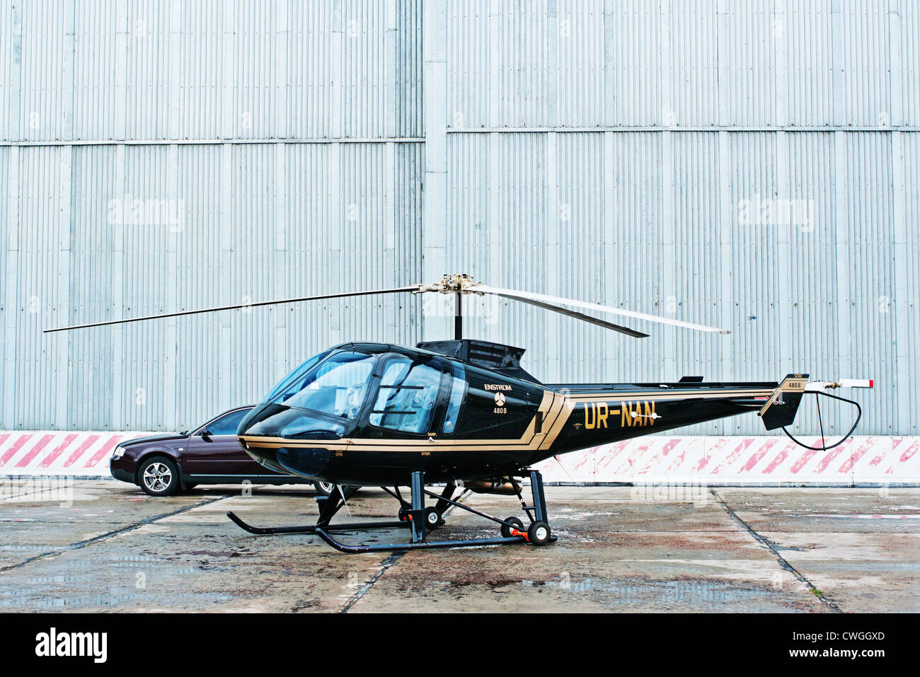 Single turbine engine helicopter hi-res stock photography and images ...