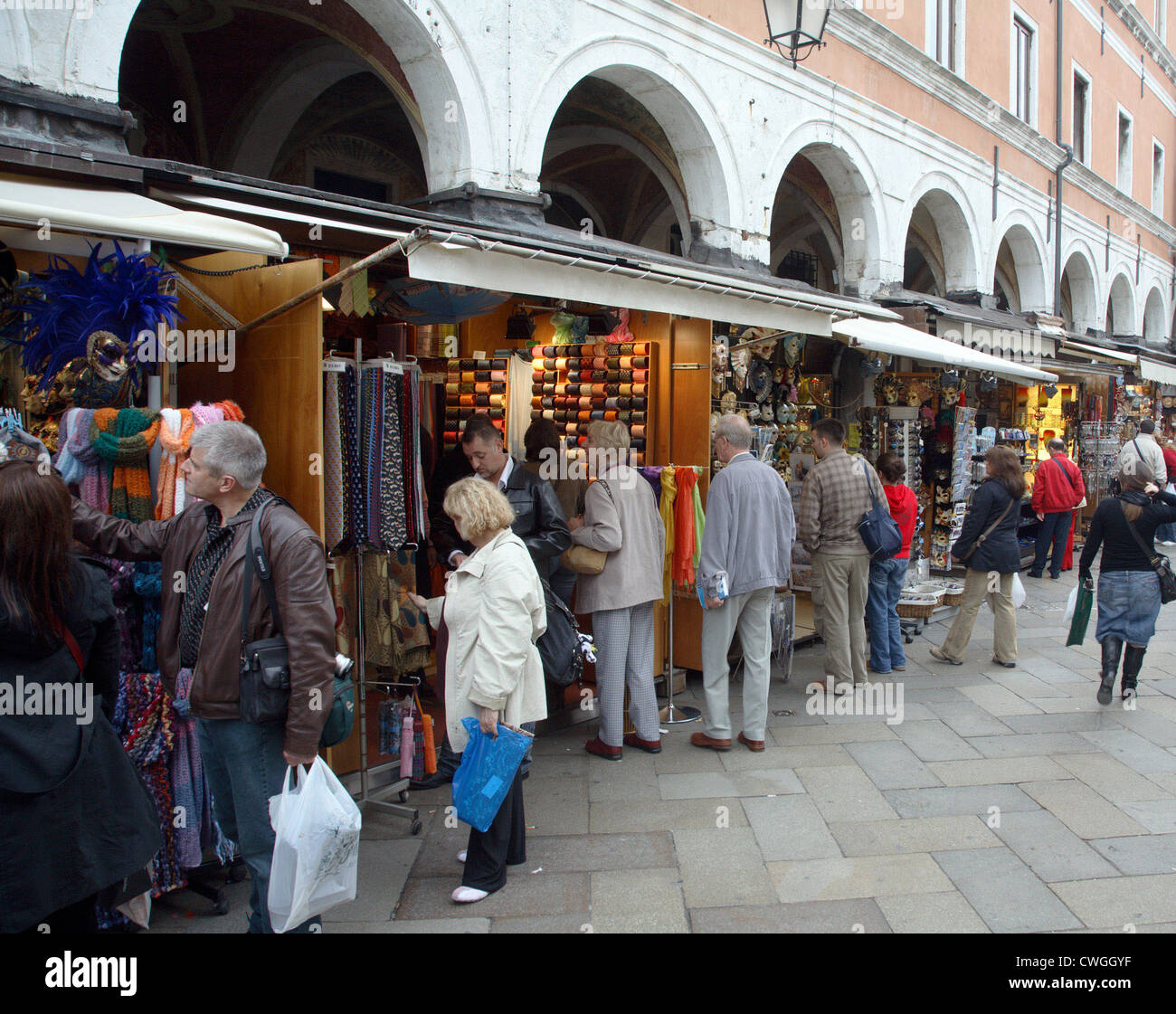 Souvenirs shops rialto bridge rialto hi-res stock photography and ...