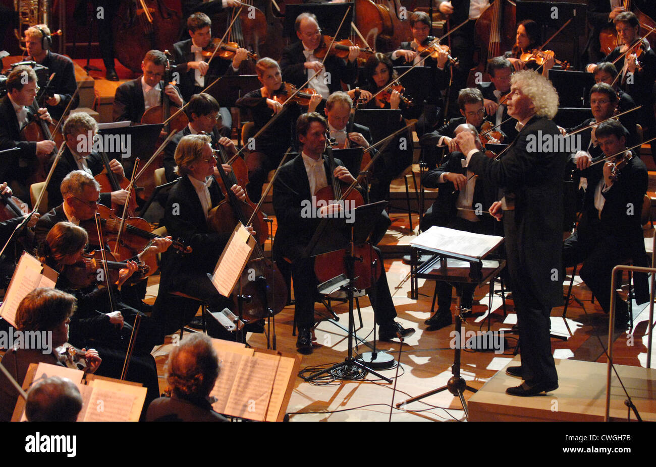 Sir Simon Rattle conducts the Berlin Philharmonic Stock Photo - Alamy