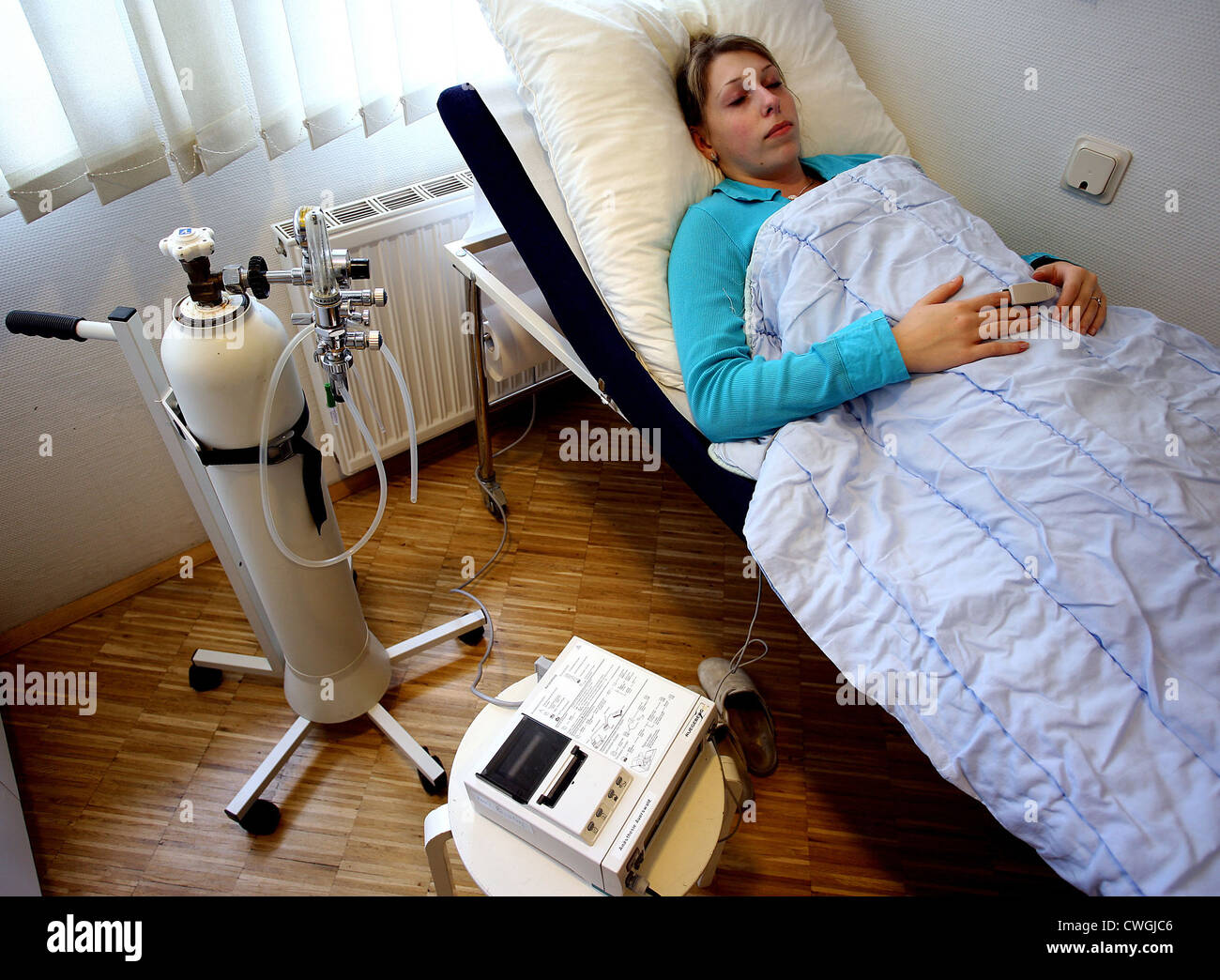 Patient to an outpatient surgery in the recovery room Stock Photo - Alamy