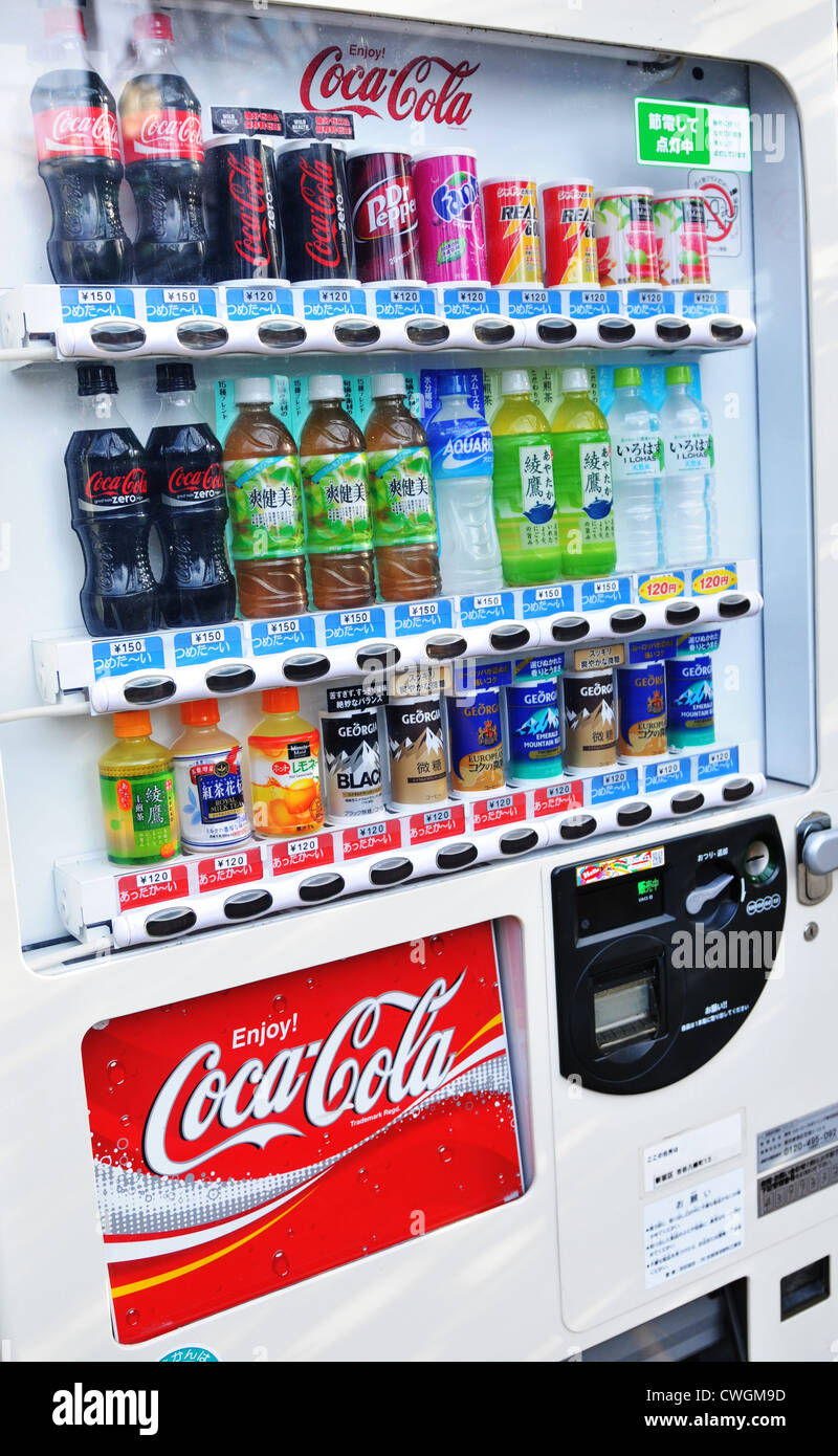 Vending machine dispensing beverages on the streets of Tokyo Stock ...