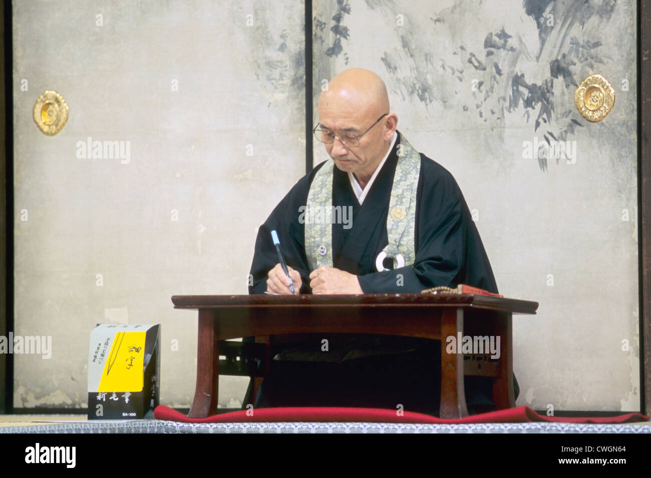 Monk japan calligraphy hi-res stock photography and images - Alamy