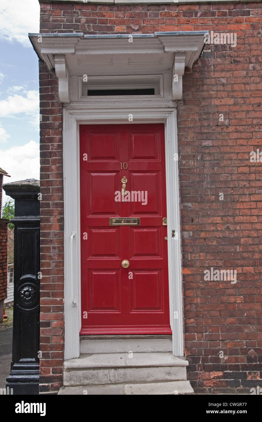 Red door in classic brick built building Stock Photo - Alamy