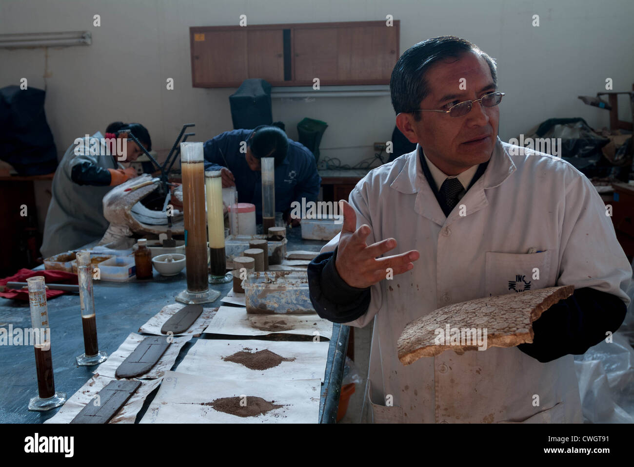 Archeologist dig bones hi-res stock photography and images - Alamy