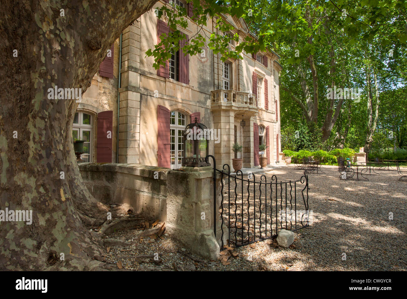 French chateau front gate hi-res stock photography and images - Alamy
