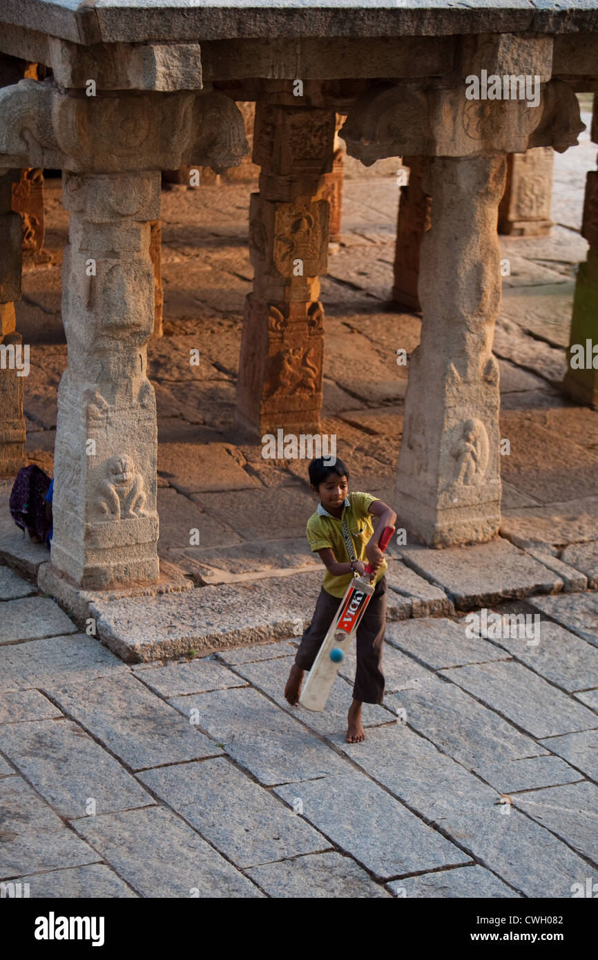 Indian boys in an hindu temple hi-res stock photography and images - Alamy