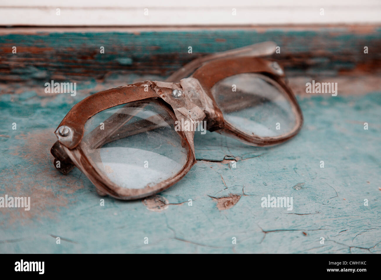 old dirty broken spectacles Stock Photo - Alamy