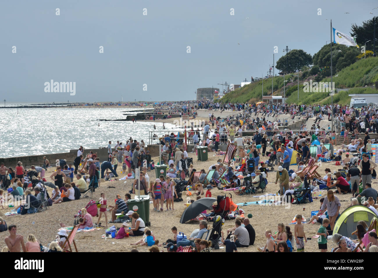 Crowded beach on summer hi-res stock photography and images - Alamy