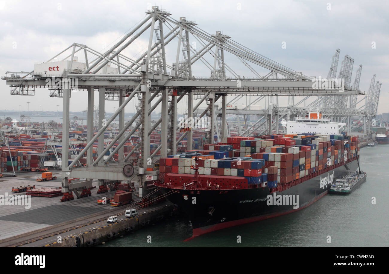 Container ship alongside quay port hi-res stock photography and images ...