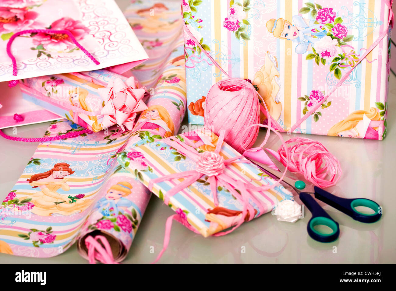 Present packing hi-res stock photography and images - Alamy