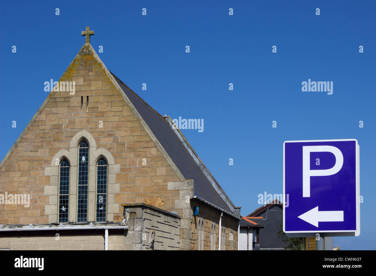 Parking sign pointing towards a church Stock Photo - Alamy