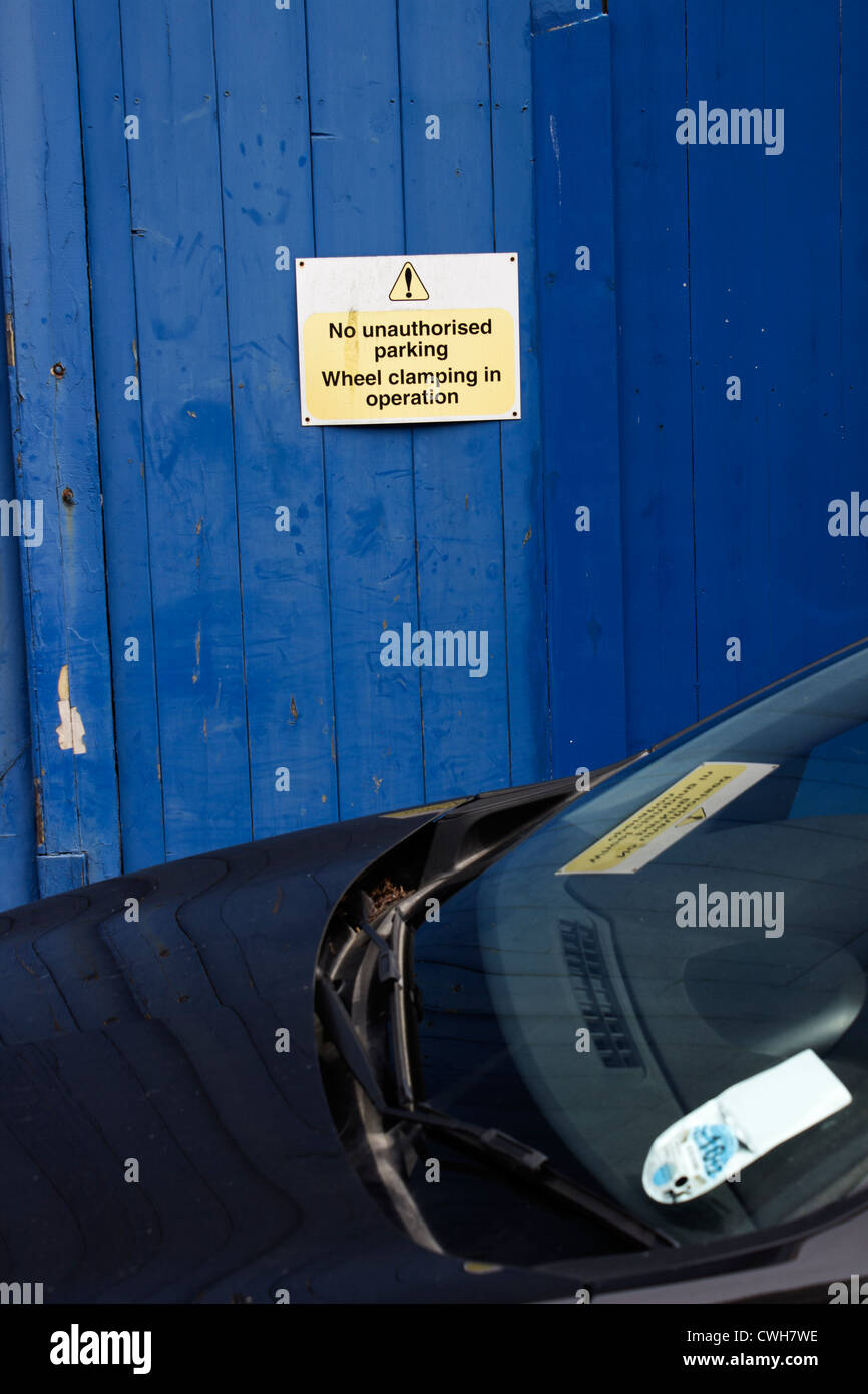 Wheel clamping sign notice hi-res stock photography and images - Alamy