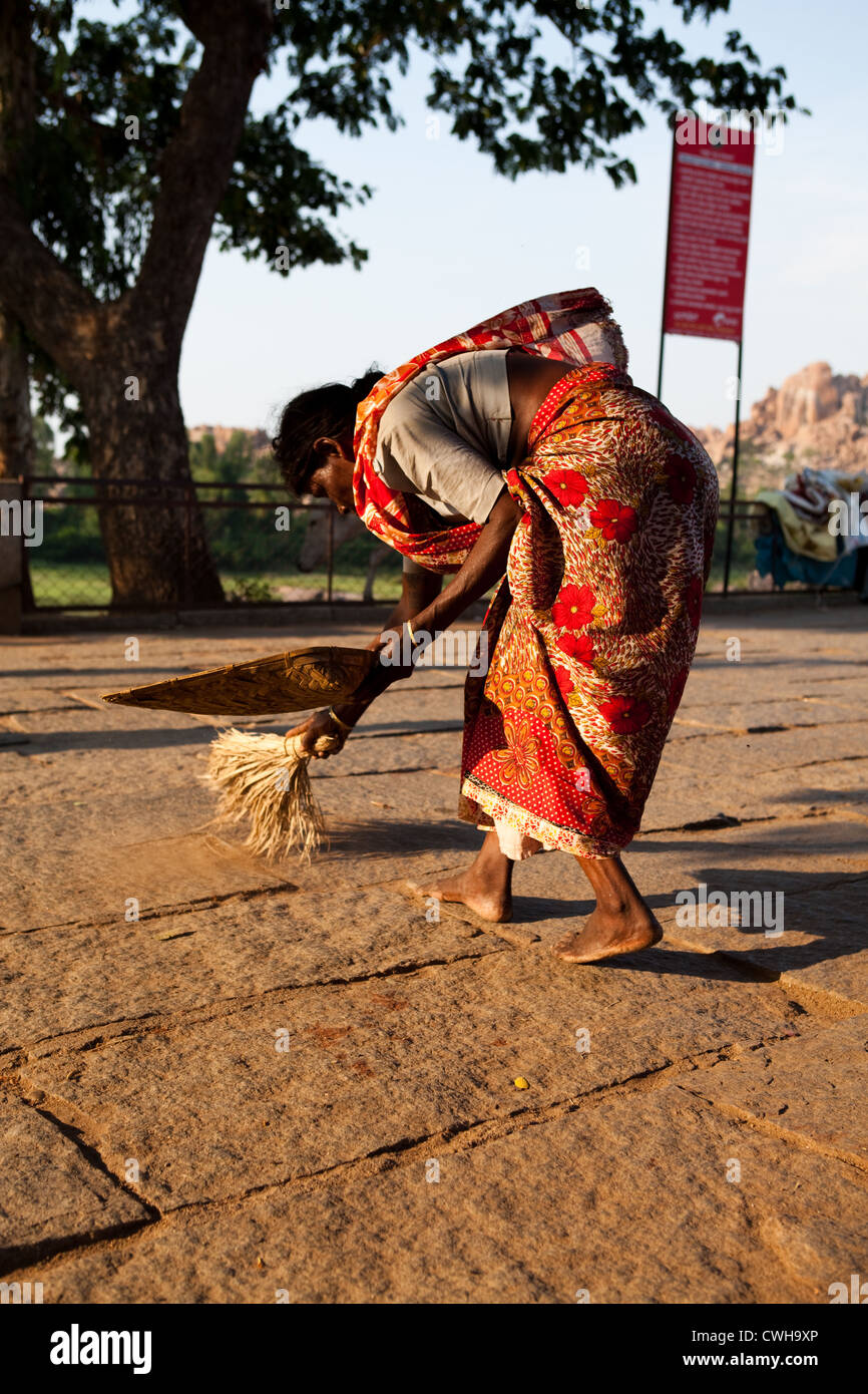 Woman sari cleaning street hi-res stock photography and images - Alamy