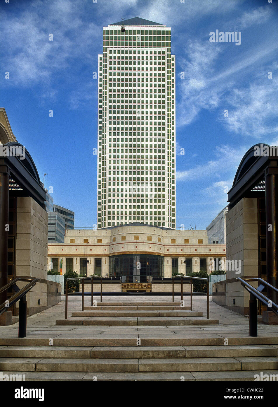 One Canada Square viewed from Cabot Square, Canary Wharf in 1991 Stock ...