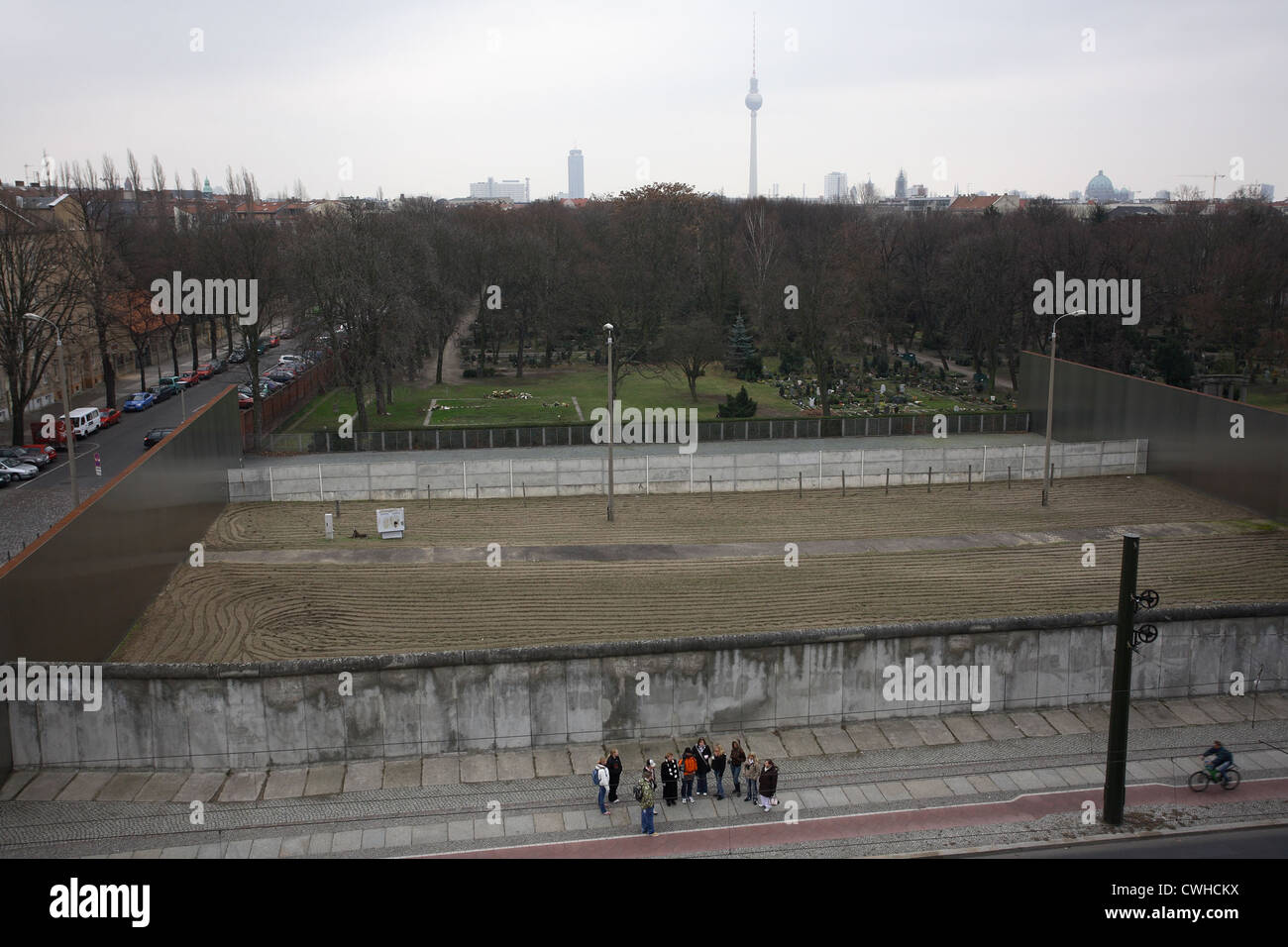 Berlin, Berlin Wall Memorial at Bernauer Strasse Stock Photo - Alamy