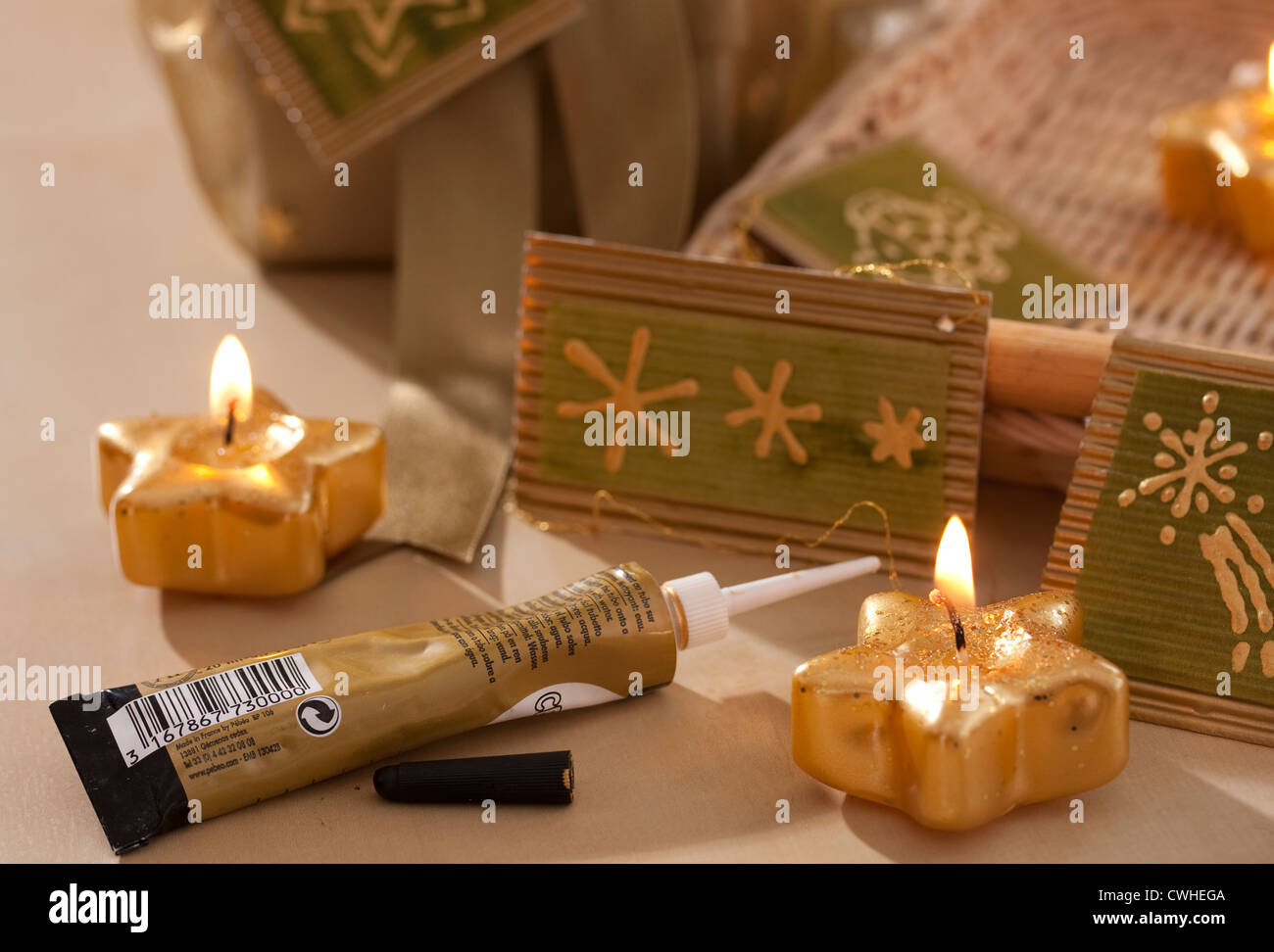 Packing christmas decoration hi-res stock photography and images - Alamy