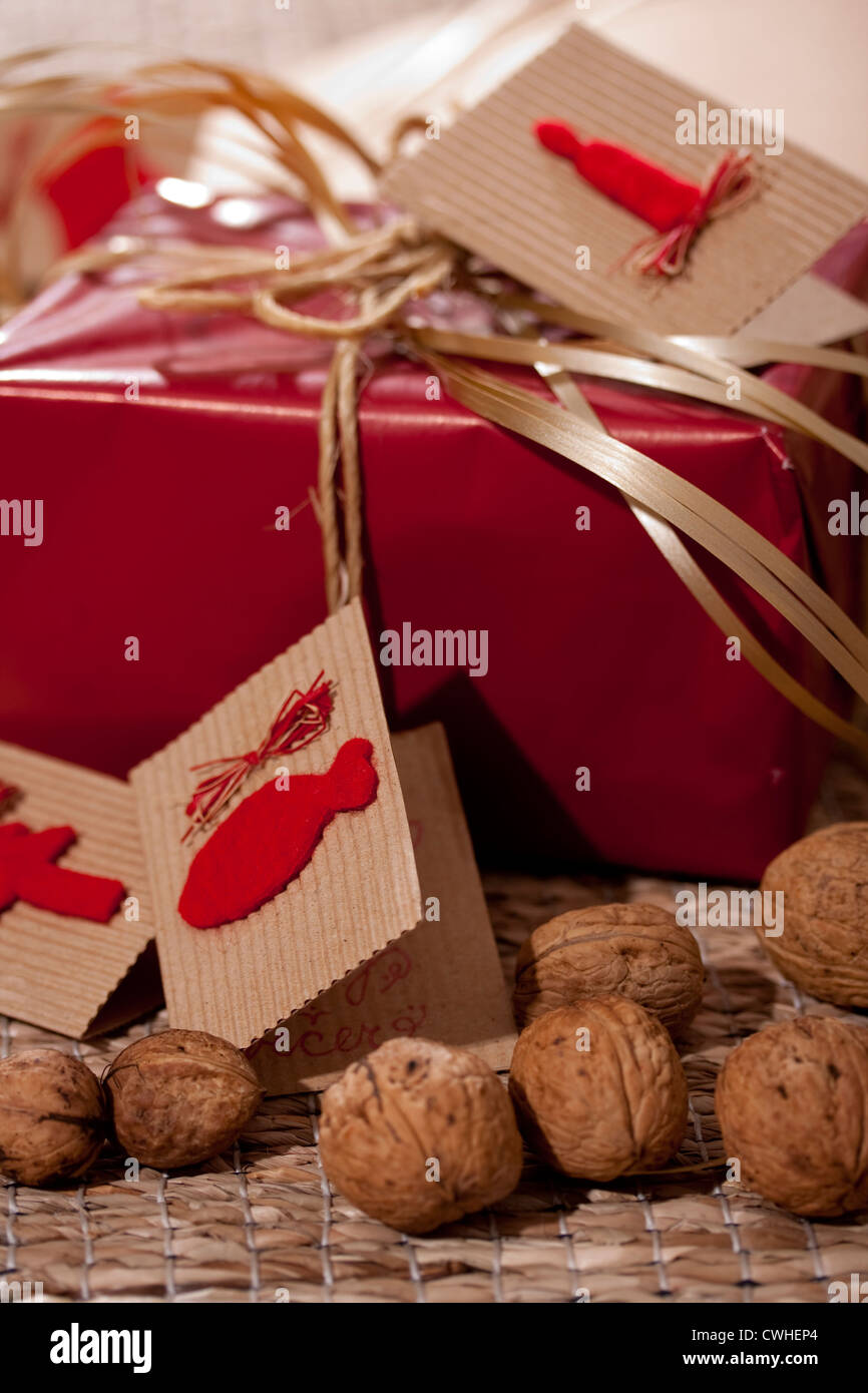 Packing christmas decoration hi-res stock photography and images - Alamy