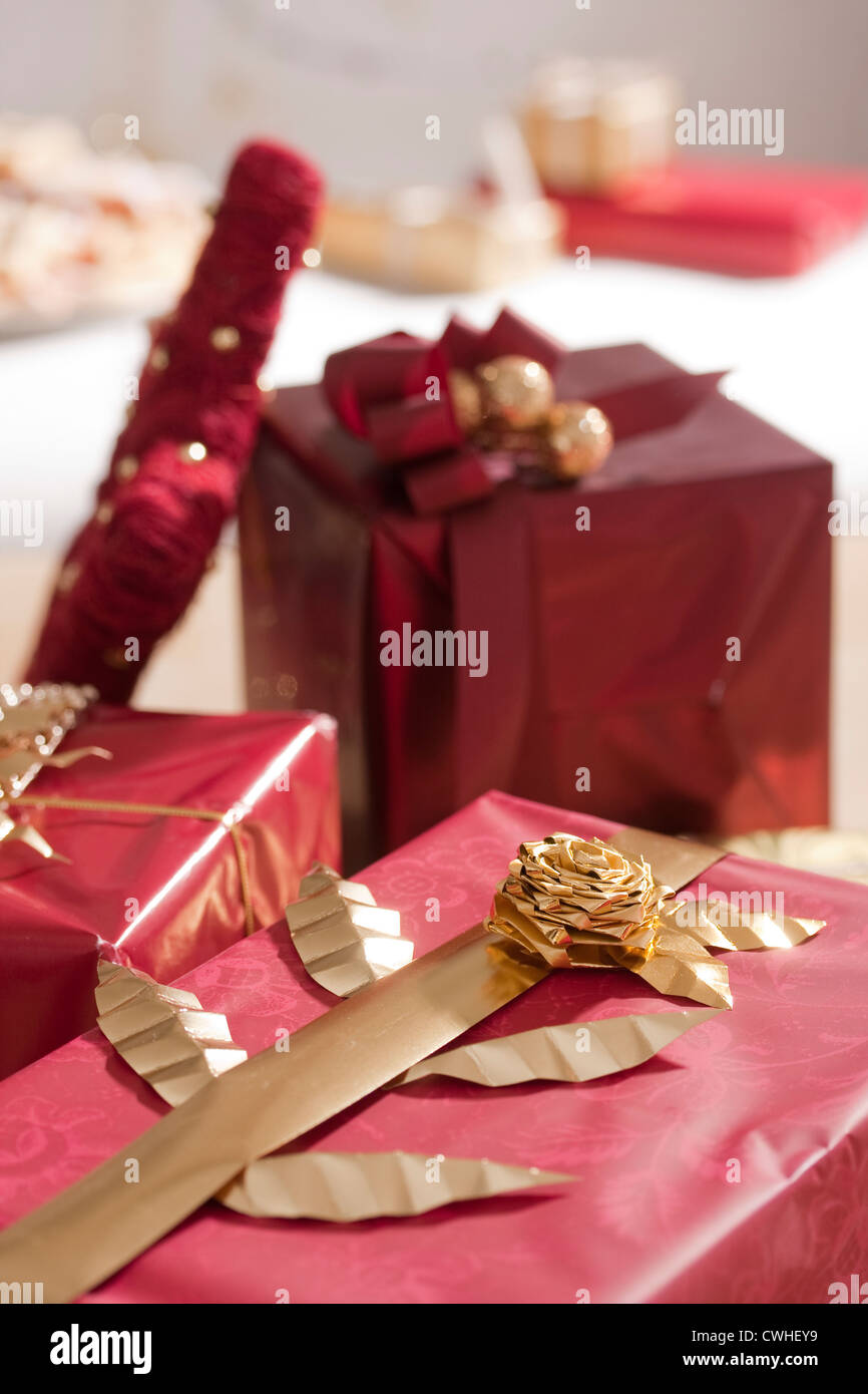 Christmas Present Packing Stock Photo - Alamy