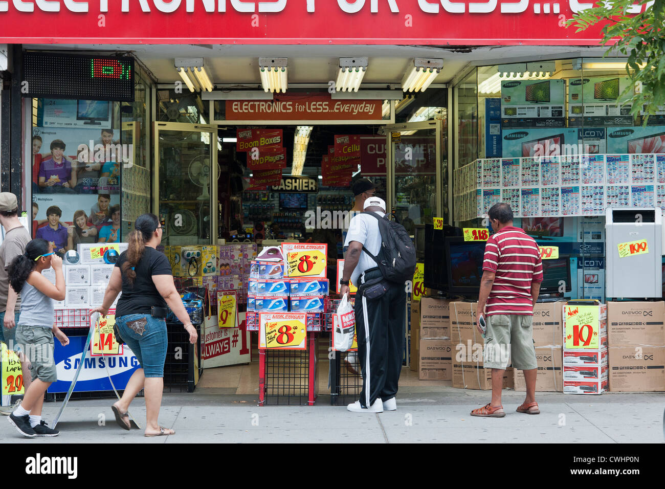 Stores and shopping in Downtown Brooklyn in New York Stock Photo - Alamy