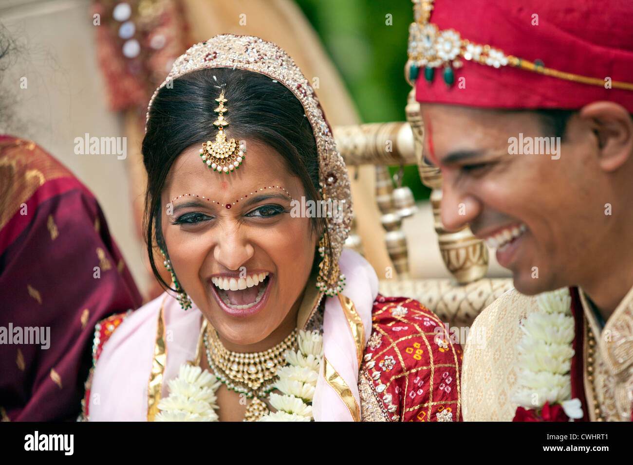 Indian bride and groom in traditional clothing Stock Photo - Alamy