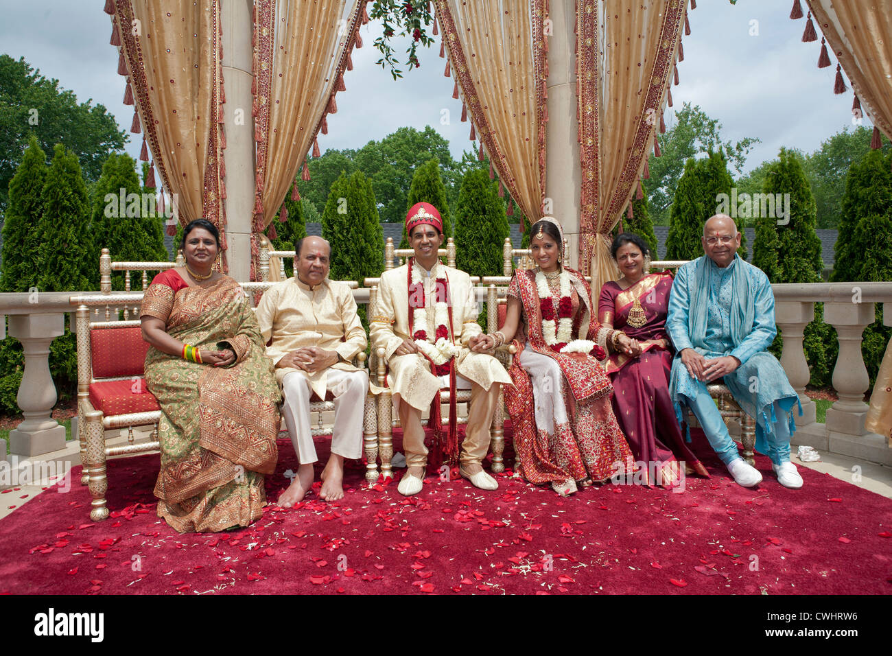 Indian bride and groom with family in traditional clothing Stock Photo ...