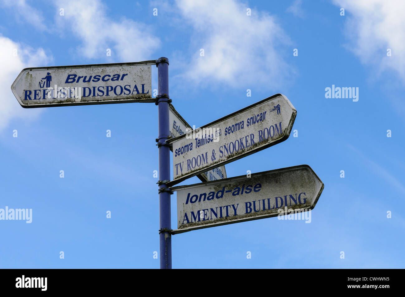 Bilingual signs in irish gaelic hi-res stock photography and images - Alamy