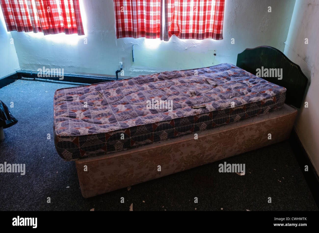 Sparsely furnished room hi-res stock photography and images - Alamy