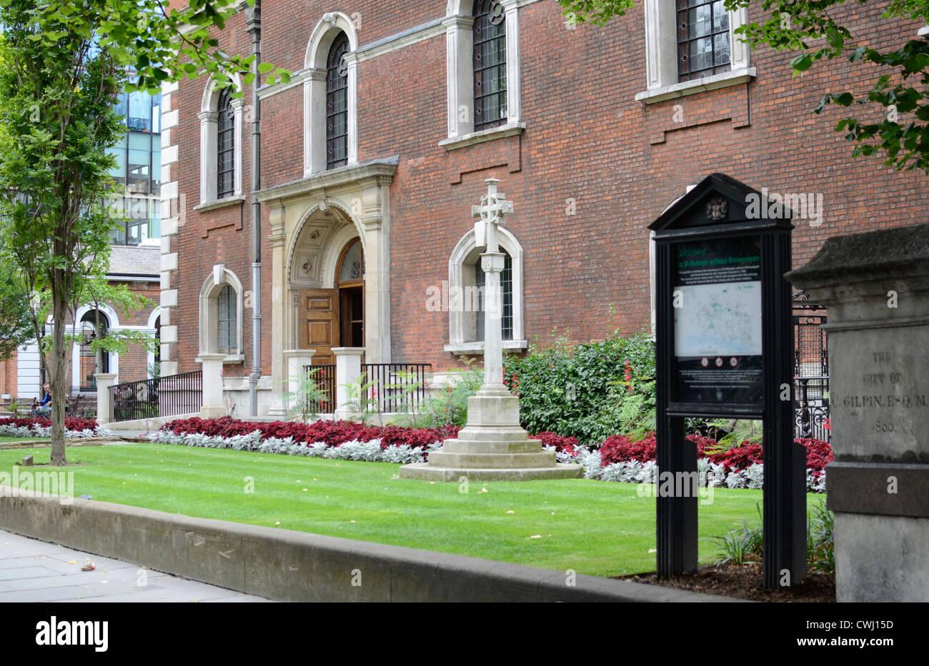 Bishopsgate Churchyard EC2, City of London, London, England Stock Photo ...