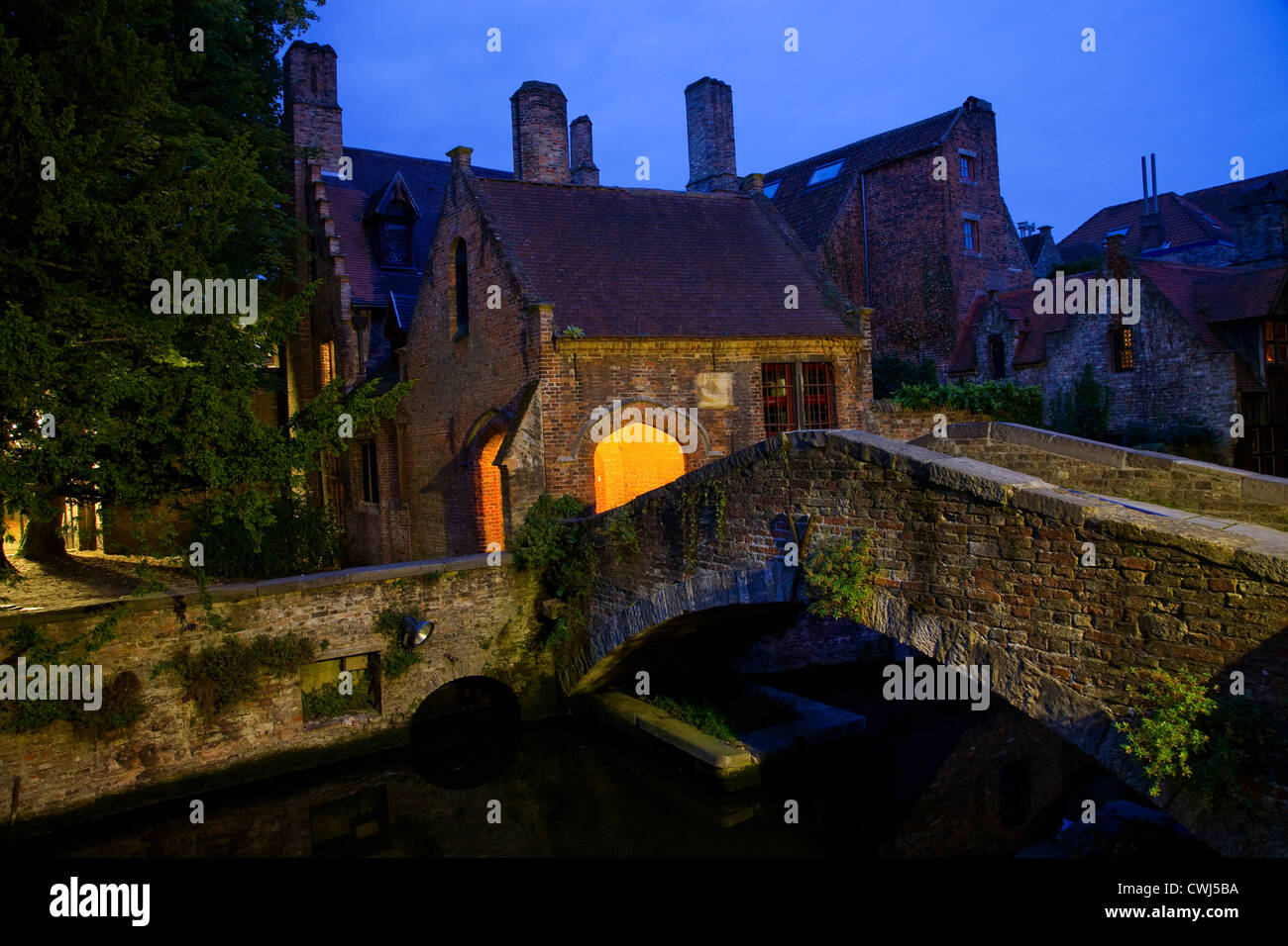 Quaint bridge hi-res stock photography and images - Alamy